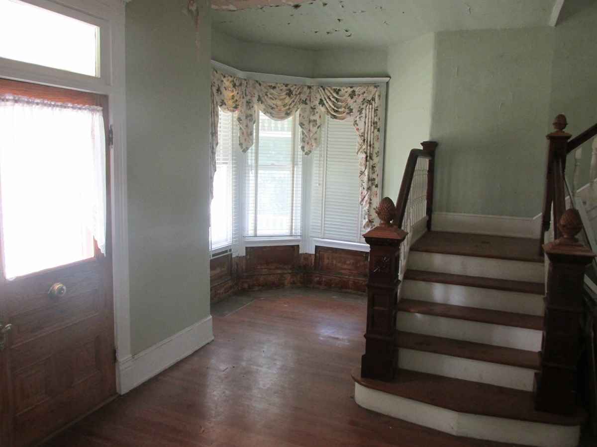 1896 Queen Anne - Springfield, KY (George F. Barber) - Old House Dreams