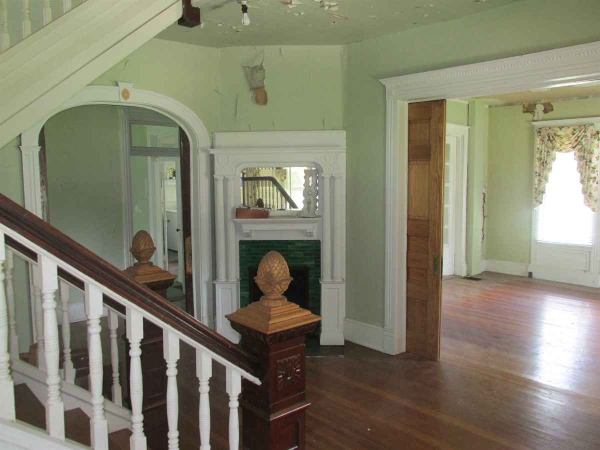 1896 Queen Anne - Springfield, KY (George F. Barber) - Old House Dreams