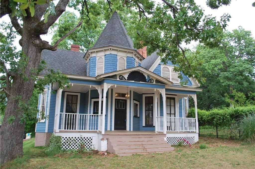 1886 Queen Anne - Commerce, GA - Old House Dreams