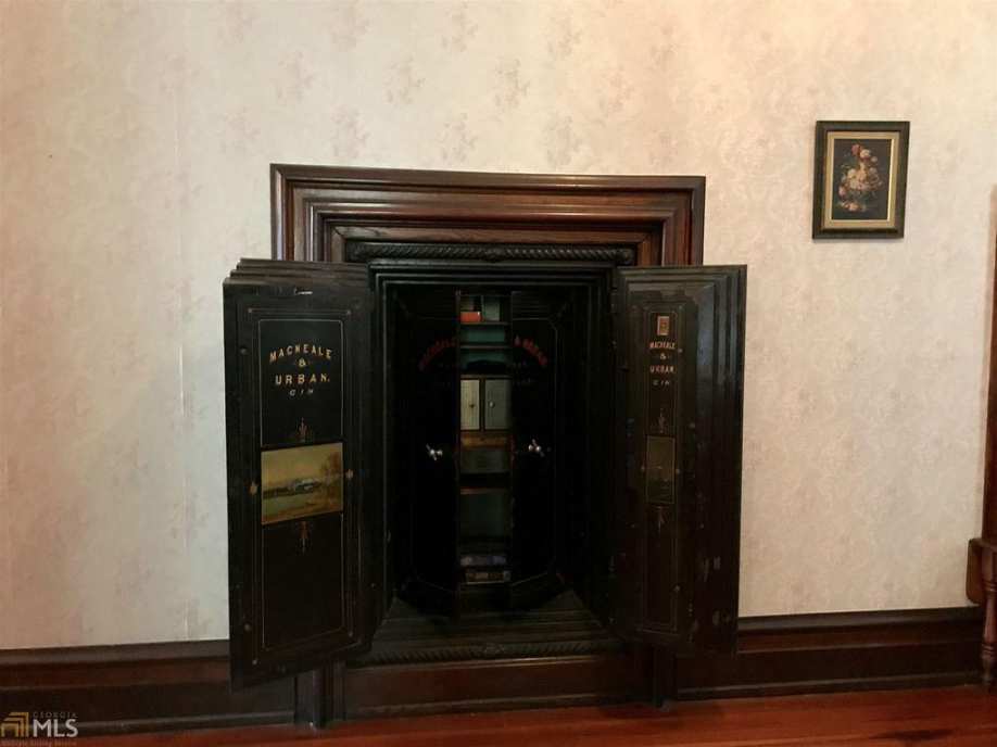 Inside Victor Creel's 1882 Second Empire Manor from Stranger Things 4 ...