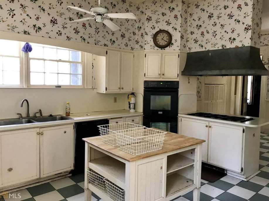 Inside Victor Creel's 1882 Second Empire Manor from Stranger Things 4 ...