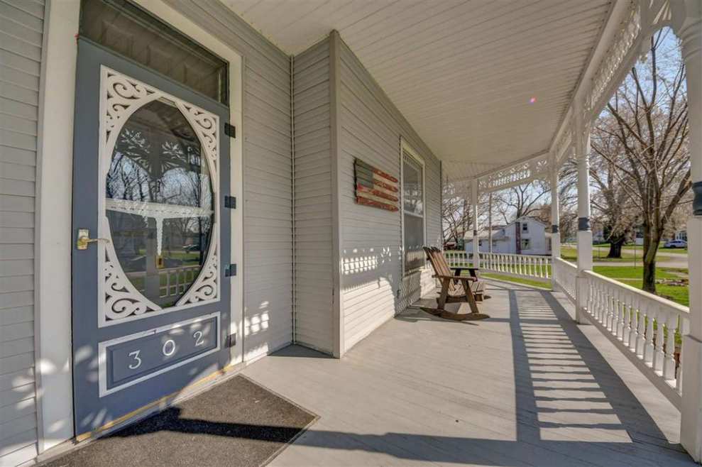 1903 Queen Anne in Nichols, IA - Old House Dreams