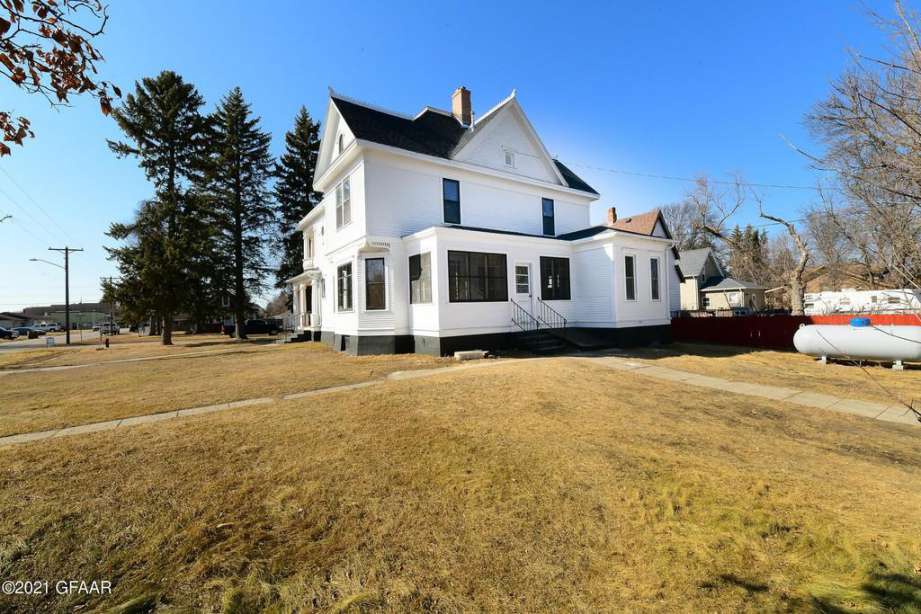 1905 Queen Anne in Larimore, ND - Old House Dreams