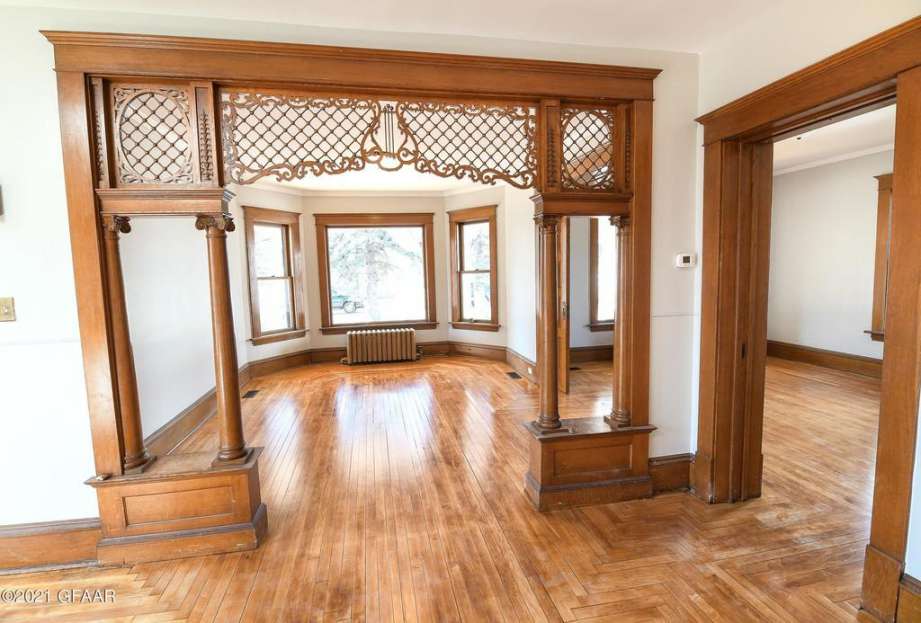 1905 Queen Anne in Larimore, ND - Old House Dreams