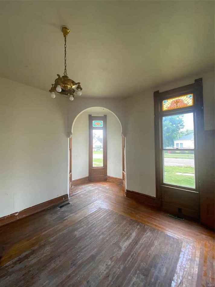 c. 1880 Queen Anne in Vandalia, MO - Old House Dreams