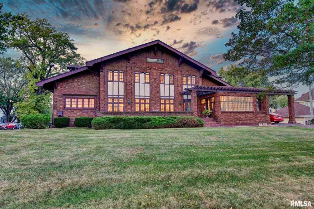 1905 in Clinton, IL - Old House Dreams