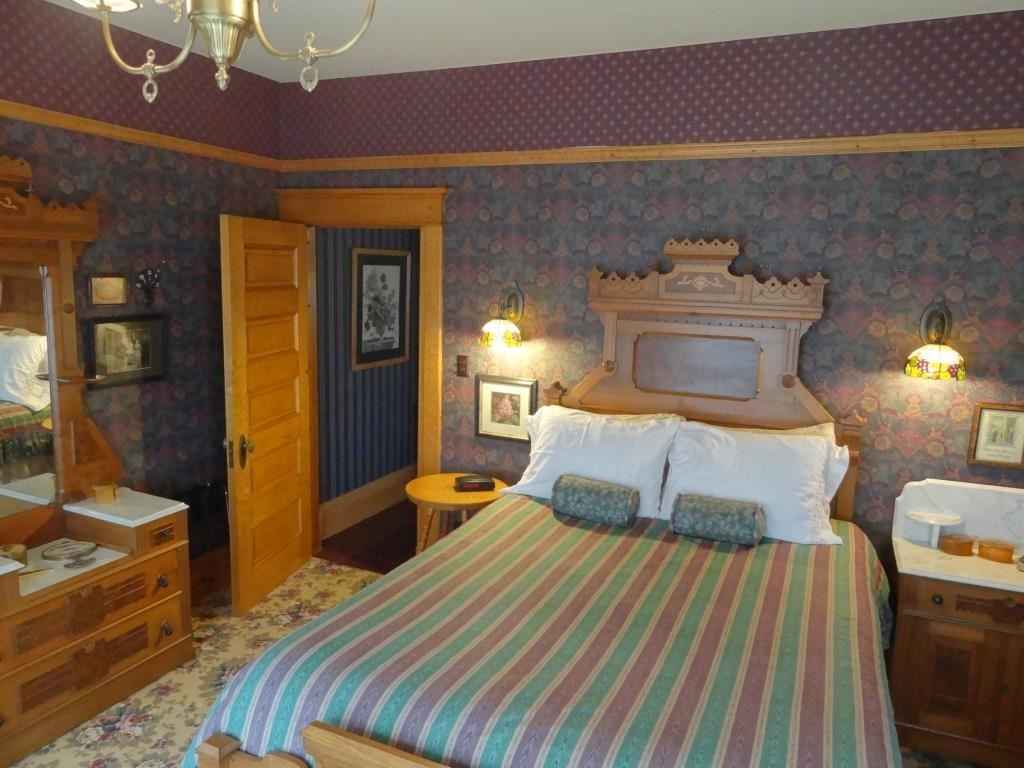 1901 - Waterloo, IA - Old House Dreams