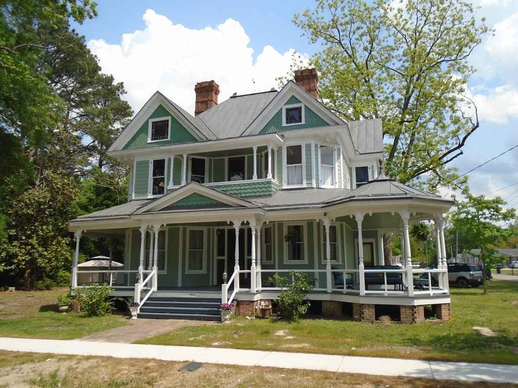 c. 1890 Queen Anne in Winton, NC - Old House Dreams