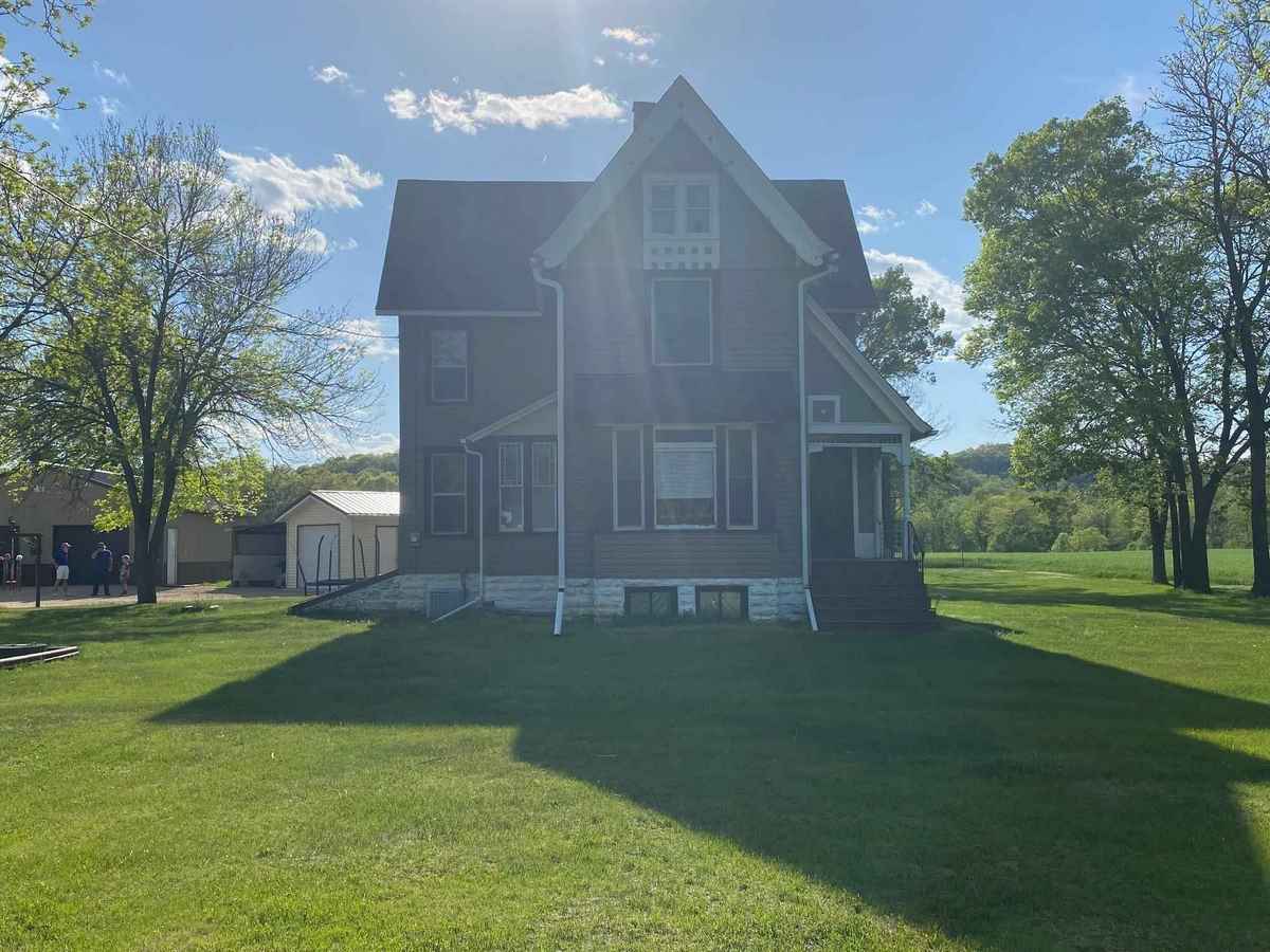1896 Queen Anne in Lone Rock, WI (George F. Barber) - Old House Dreams