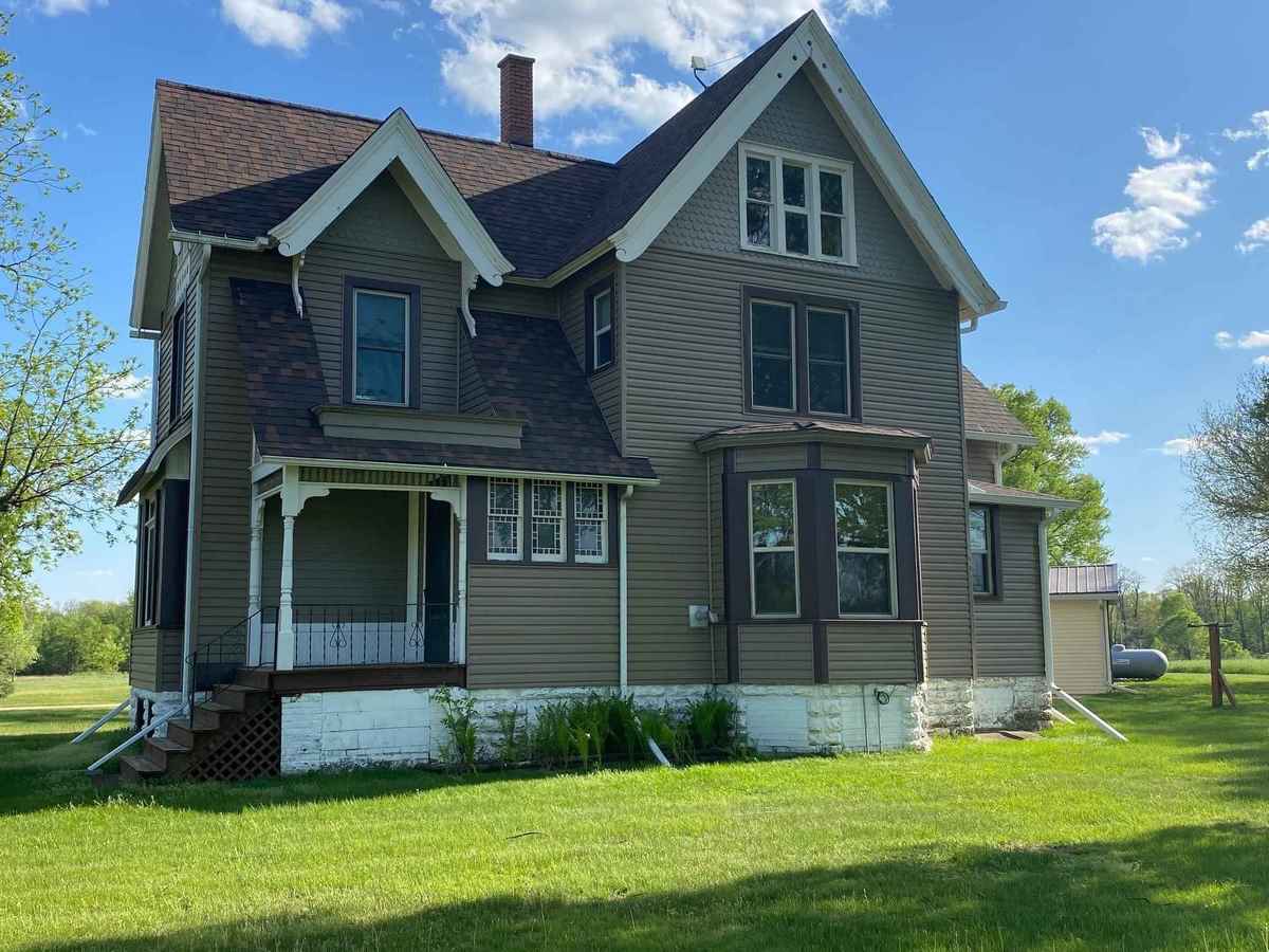 1896 Queen Anne in Lone Rock, WI (George F. Barber) - Old House Dreams