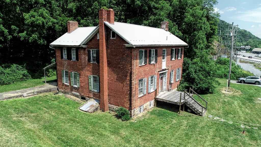 c. 1828 in Alexandria, PA - Old House Dreams