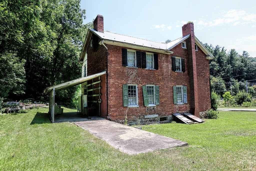c. 1828 in Alexandria, PA - Old House Dreams