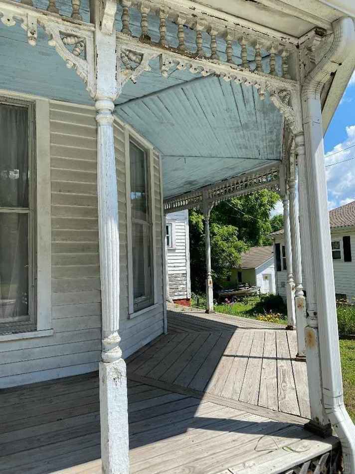 Queen Anne in Bloomfield, IN - Old House Dreams