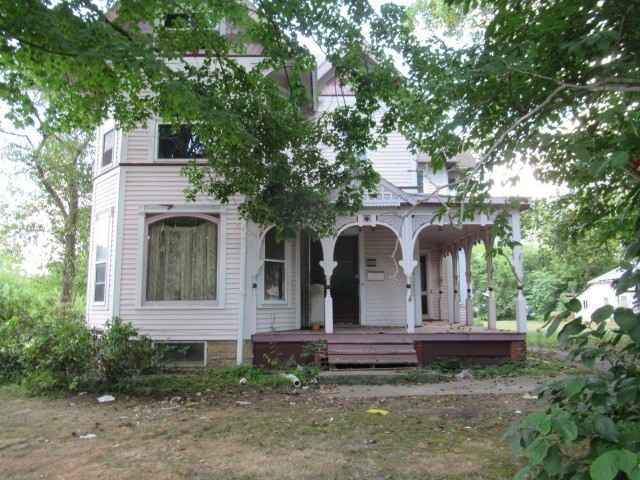 1894 Queen Anne in Onarga, IL - Old House Dreams