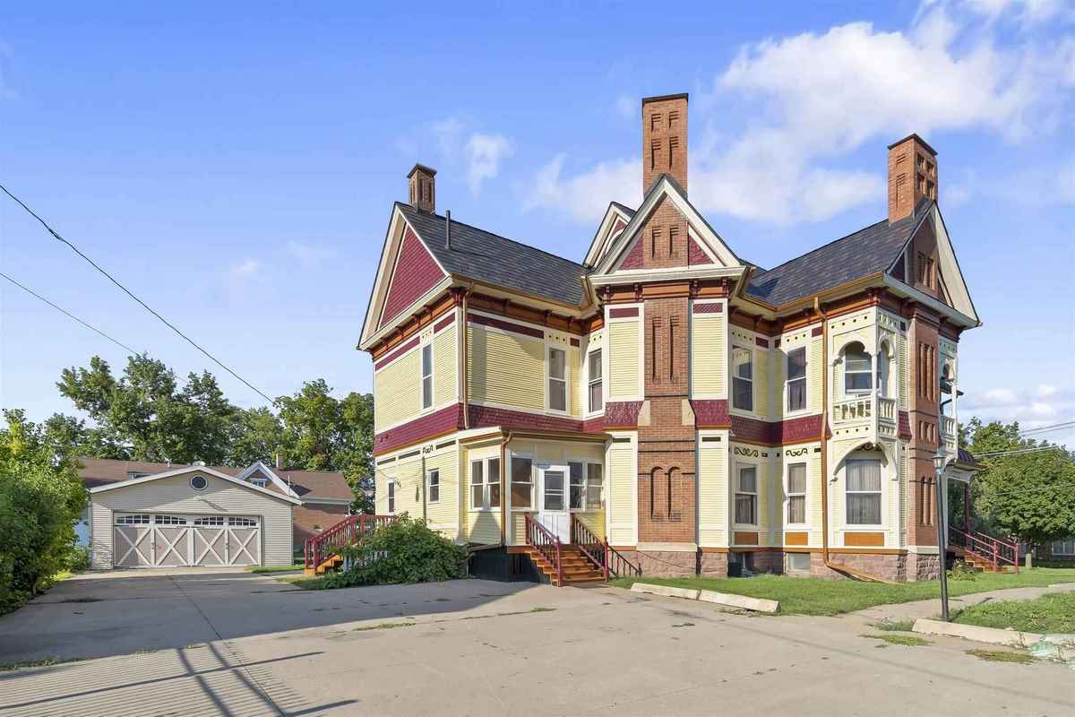 1893 Queen Anne in Vinton, IA - Old House Dreams