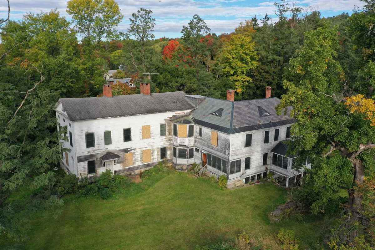 c. 1820 Federal in Middlebury, VT - Old House Dreams
