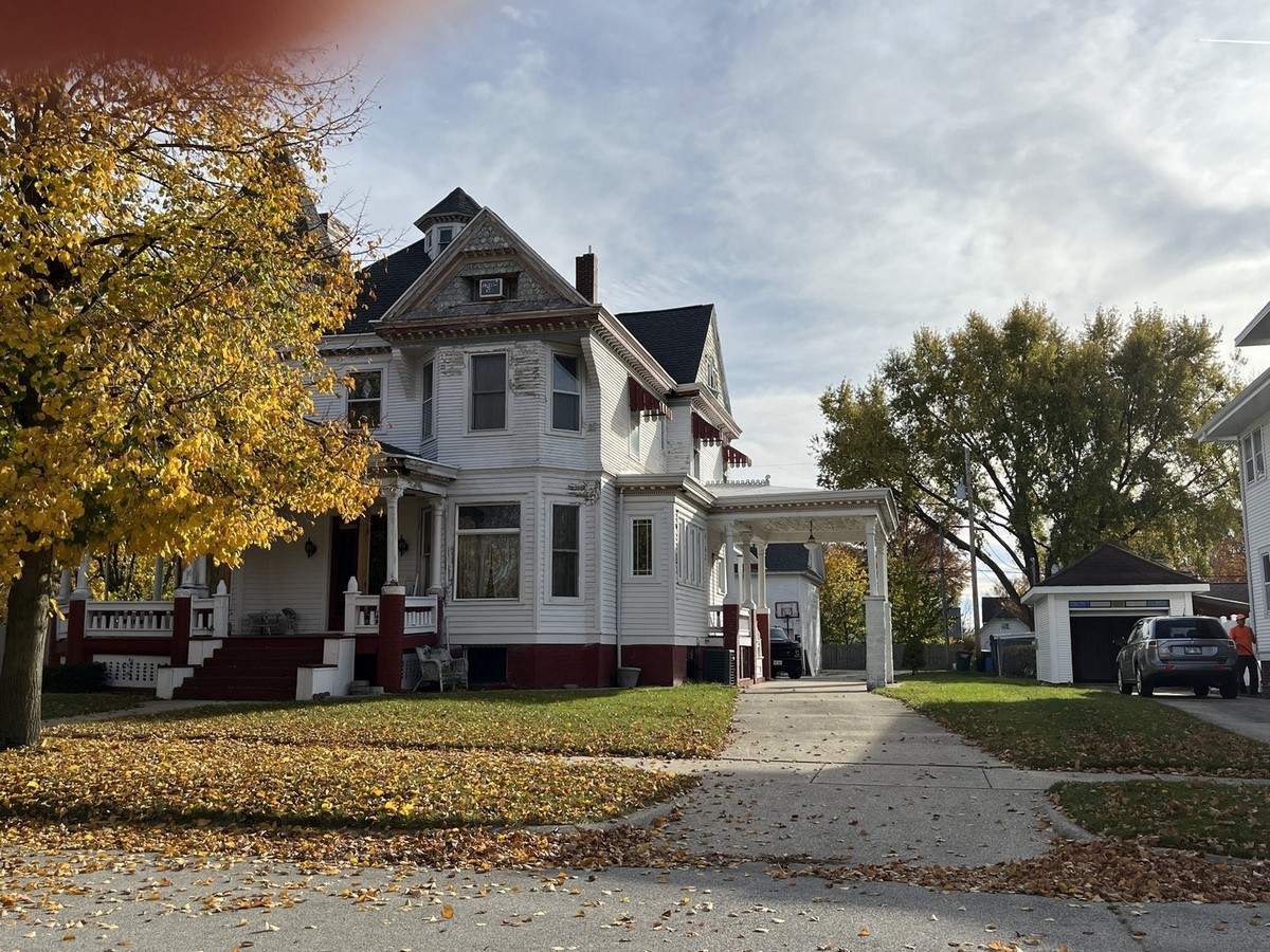 1896 Queen Anne in Paxton, IL (George F. Barber) - Old House Dreams