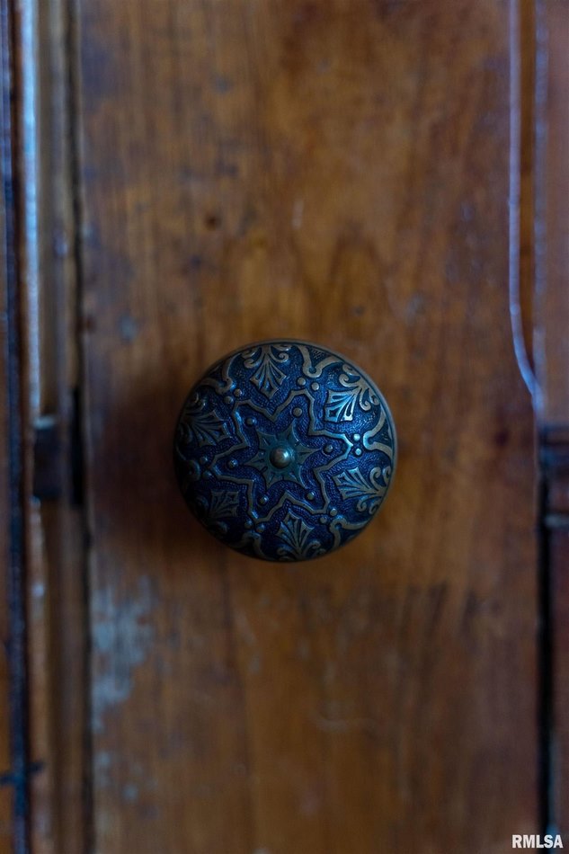 c. 1883 Stick/Queen Anne in Maquoketa, IA - Old House Dreams