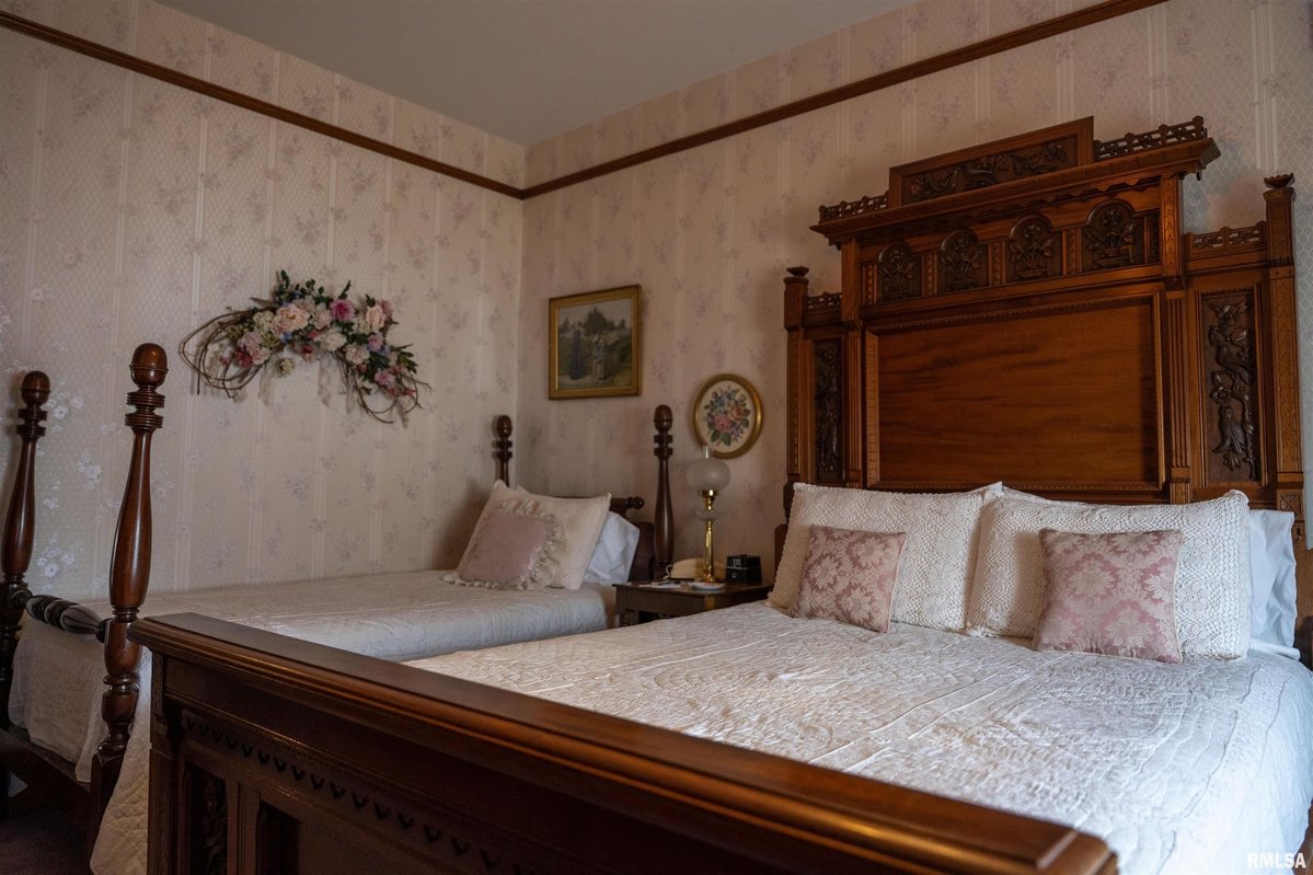 c. 1883 Stick/Queen Anne in Maquoketa, IA - Old House Dreams