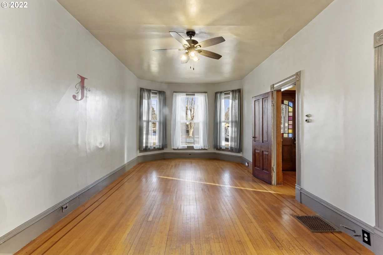 Dufur, OR - Old House Dreams