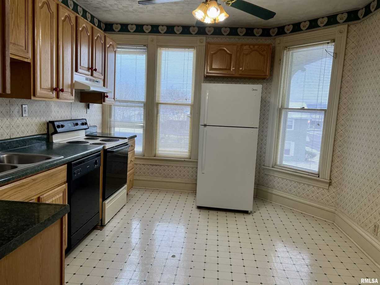 1889 Queen Anne in Clinton, IA - Old House Dreams