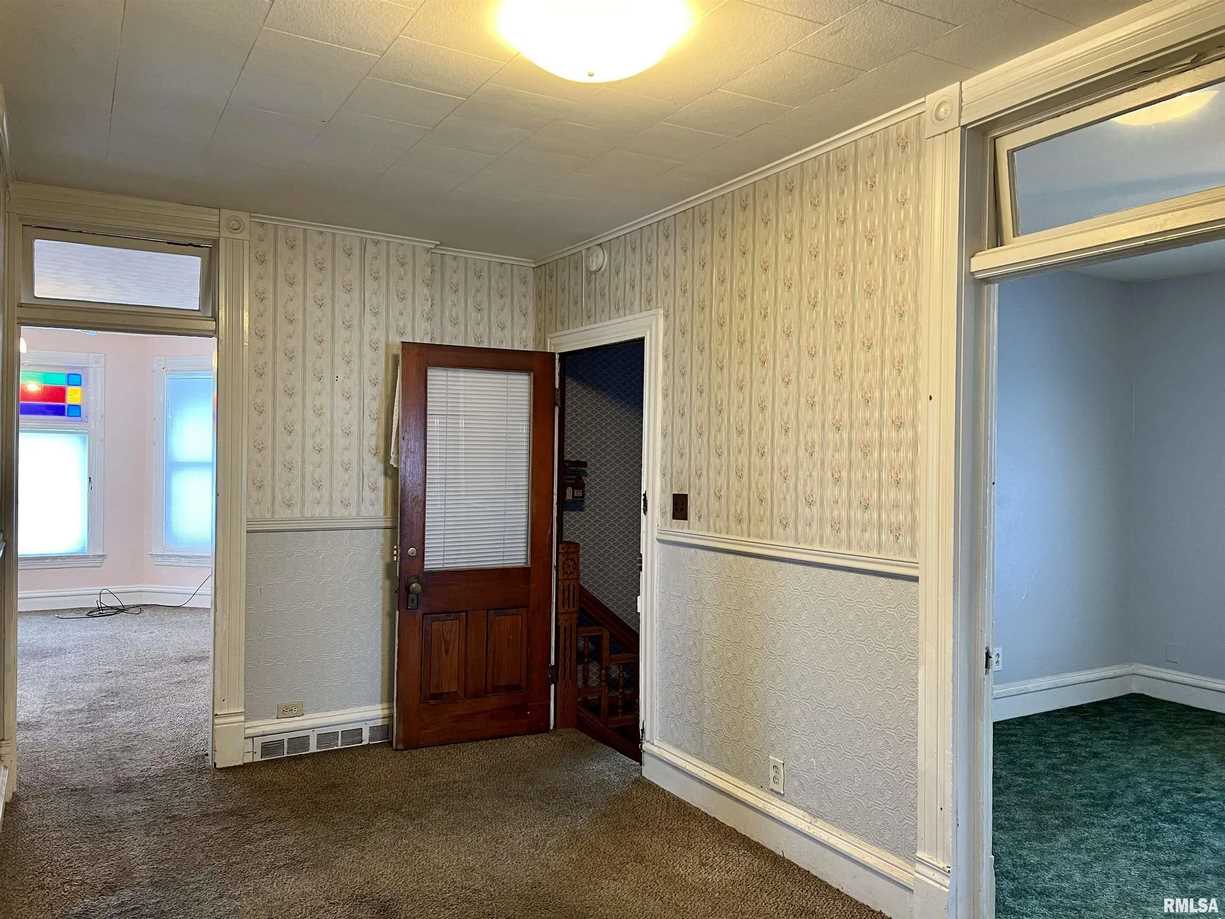 1889 Queen Anne in Clinton, IA - Old House Dreams