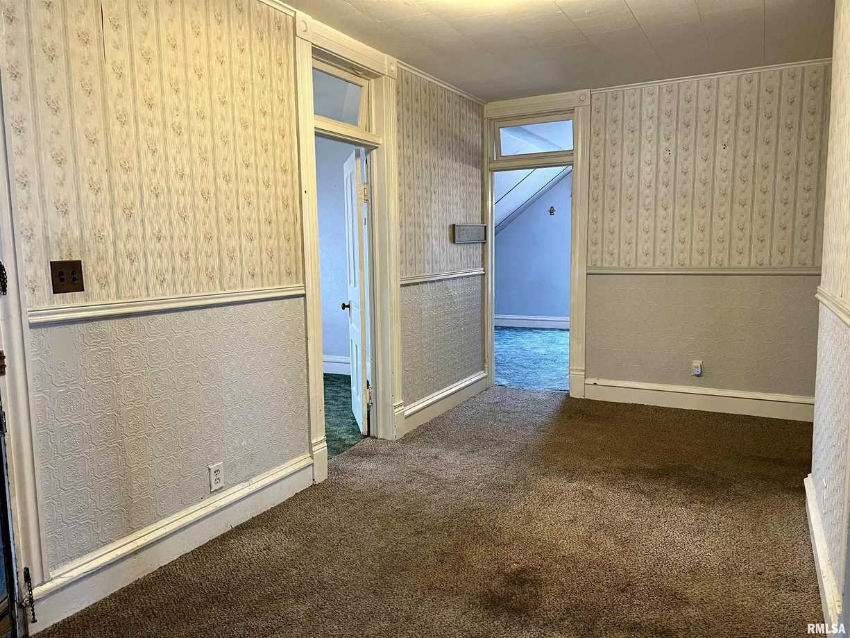 1889 Queen Anne in Clinton, IA - Old House Dreams