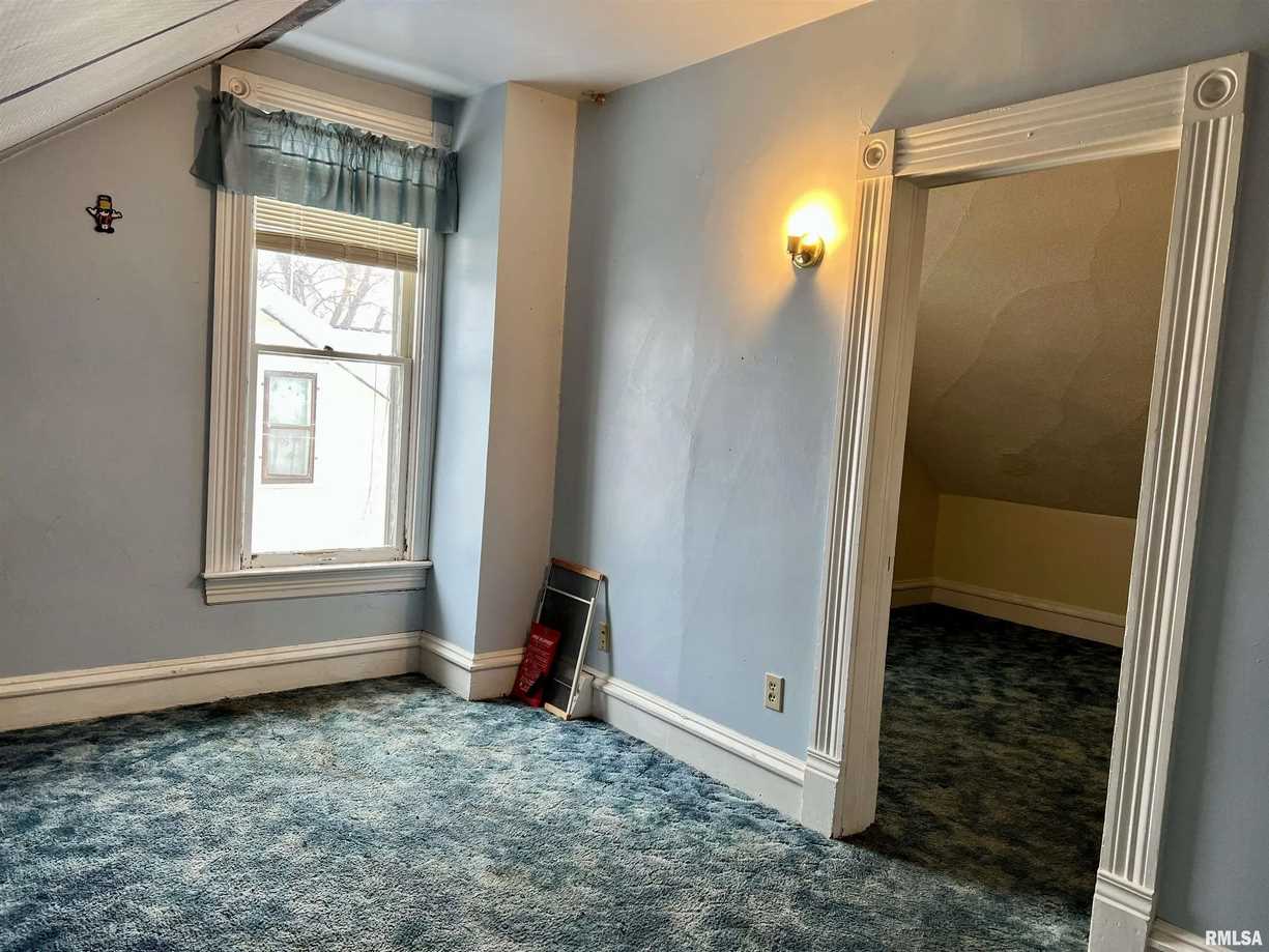 1889 Queen Anne in Clinton, IA - Old House Dreams