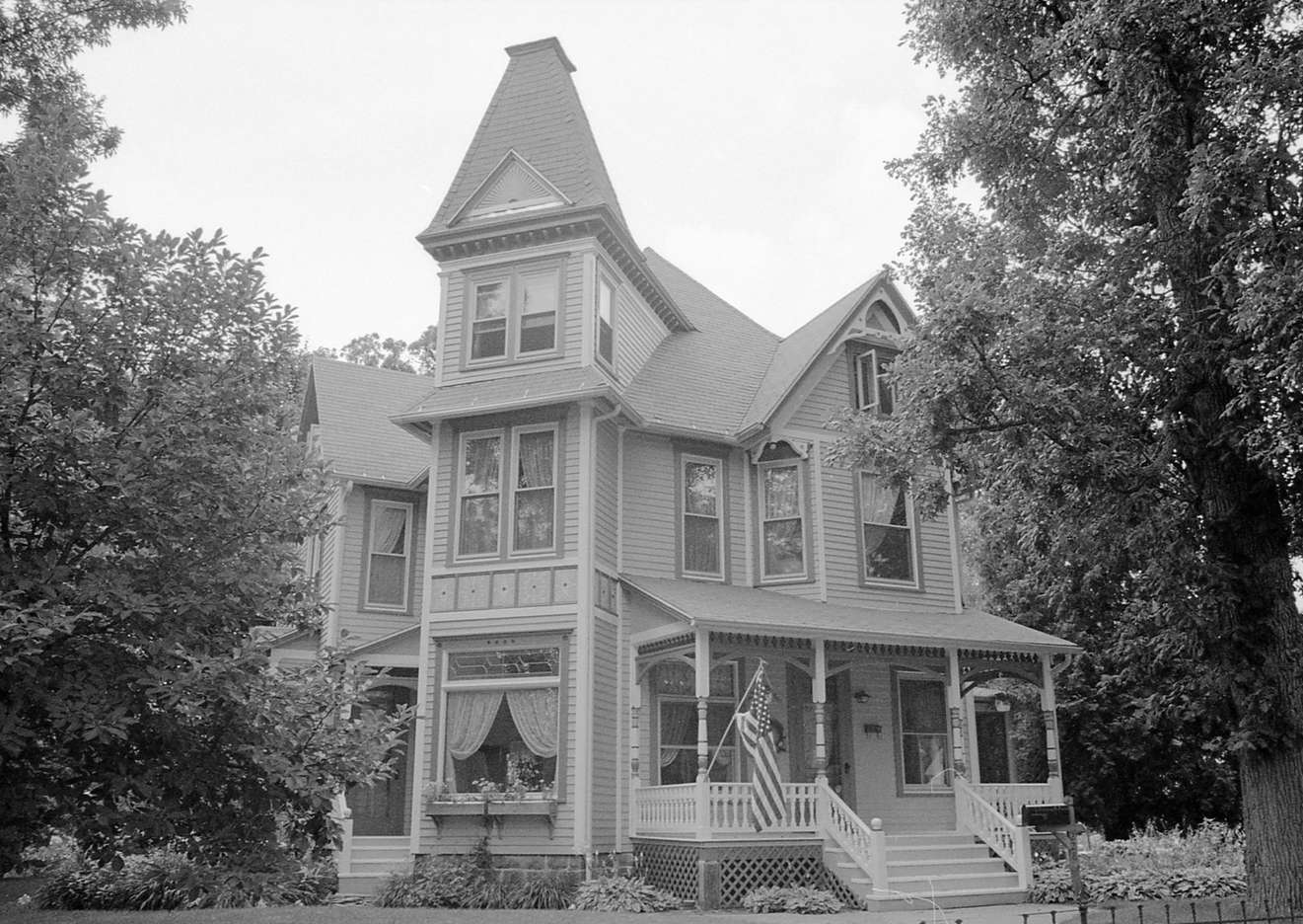 c. 1890 Queen Anne in Rensselaer, IN - Old House Dreams