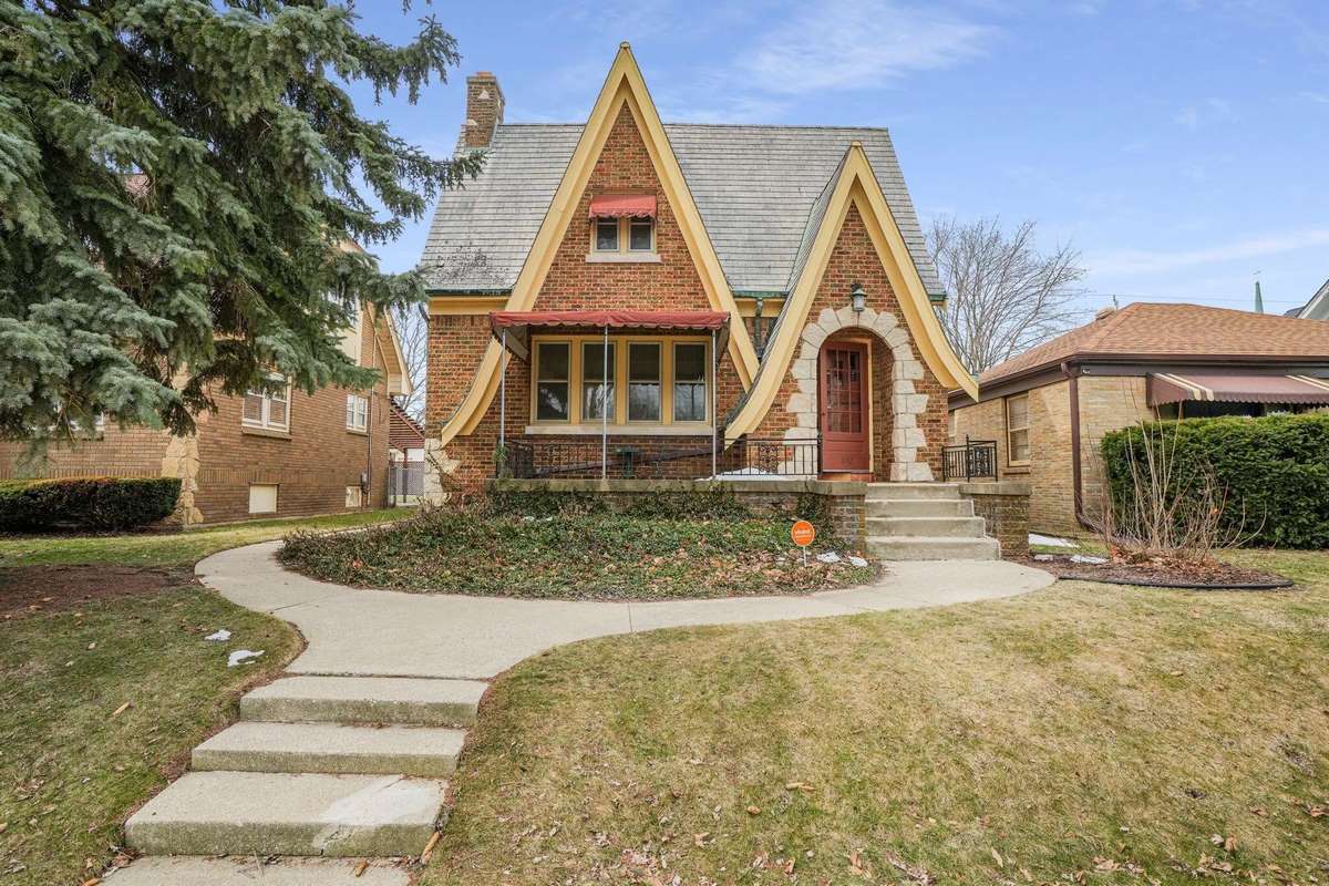 1929 Tudor Revival in Racine, WI - Old House Dreams