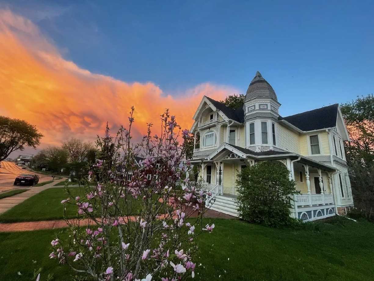 c. 1900 Queen Anne in Hillsboro, WI (George F. Barber) - Old House Dreams