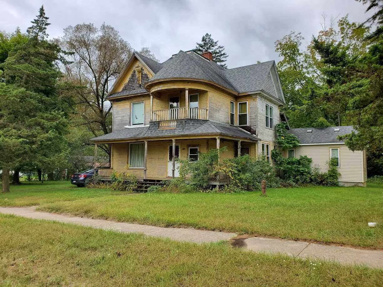 c. 1900 Queen Anne in Hancock, WI - Old House Dreams
