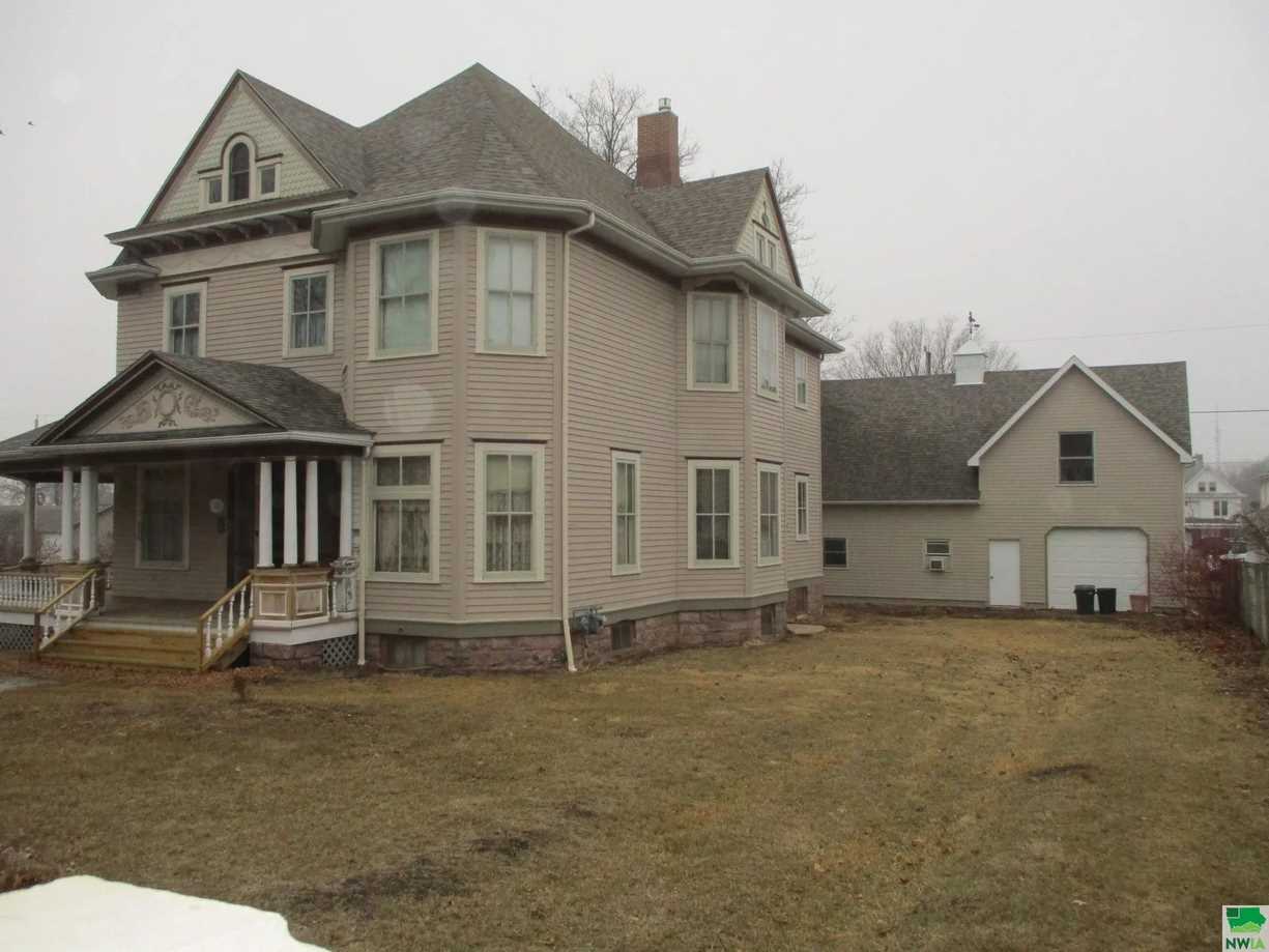 1901 Queen Anne in Cherokee, IA (George F. Barber) - Old House Dreams