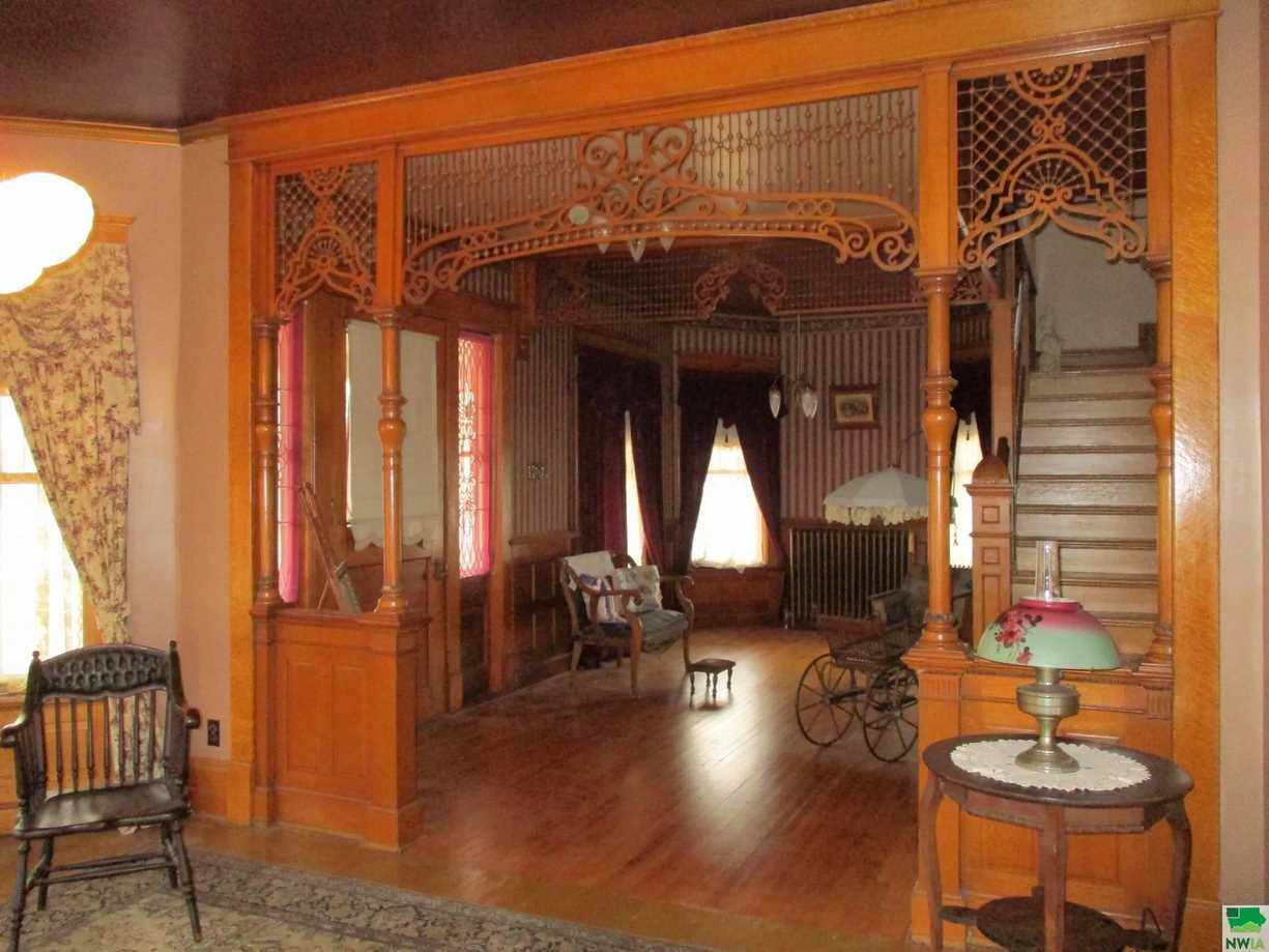 1901 Queen Anne in Cherokee, IA (George F. Barber) - Old House Dreams