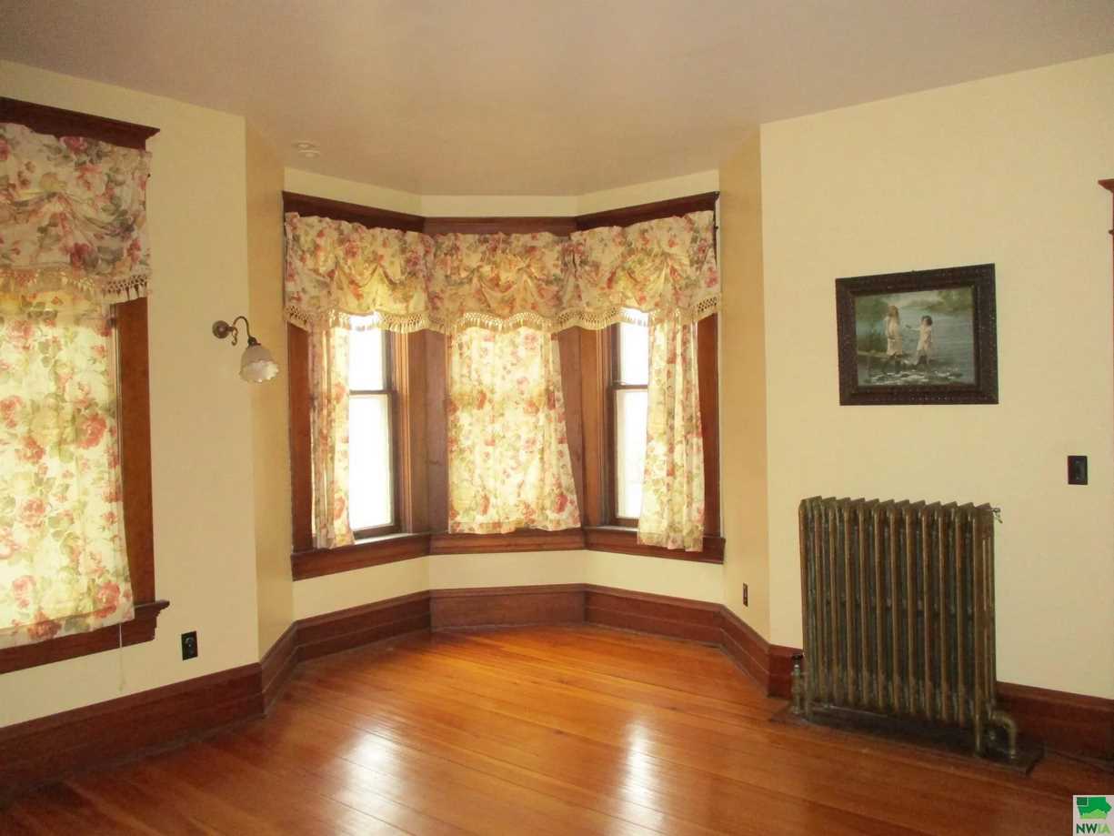 1901 Queen Anne in Cherokee, IA (George F. Barber) - Old House Dreams
