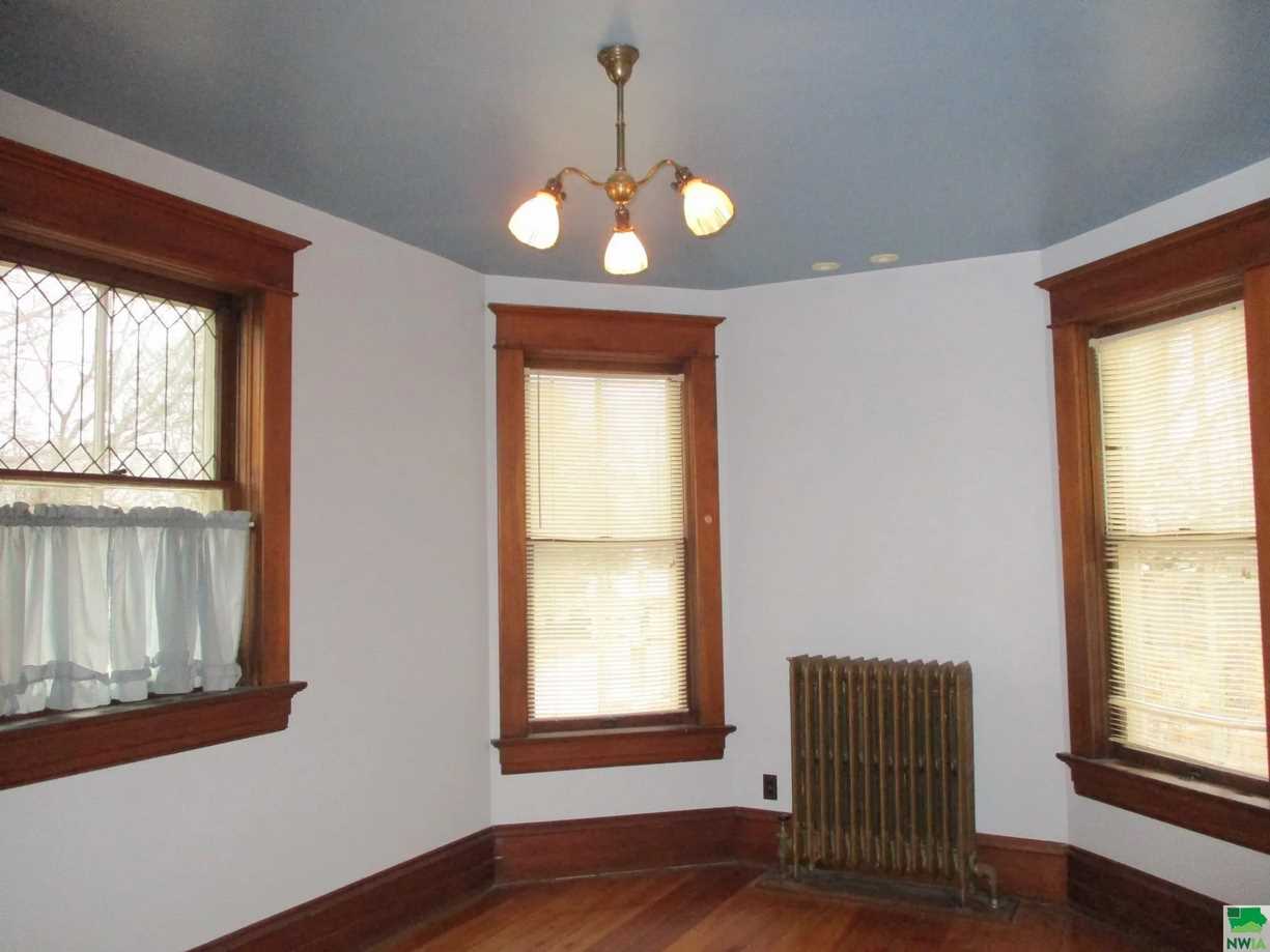 1901 Queen Anne in Cherokee, IA (George F. Barber) - Old House Dreams