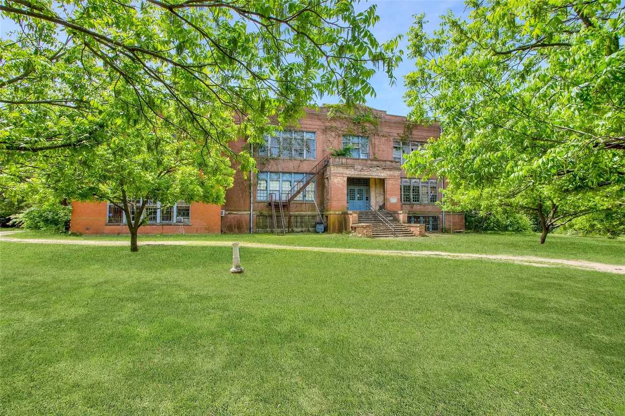 1912 School in Sherman, TX - Old House Dreams