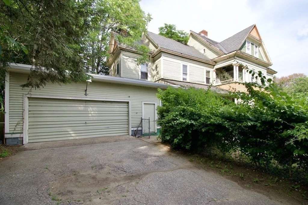 c. 1880 Queen Anne in Holyoke, MA - Old House Dreams