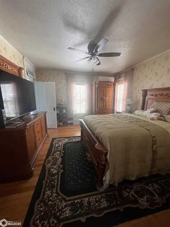 c. 1900 Queen Anne in Denison, IA - Old House Dreams