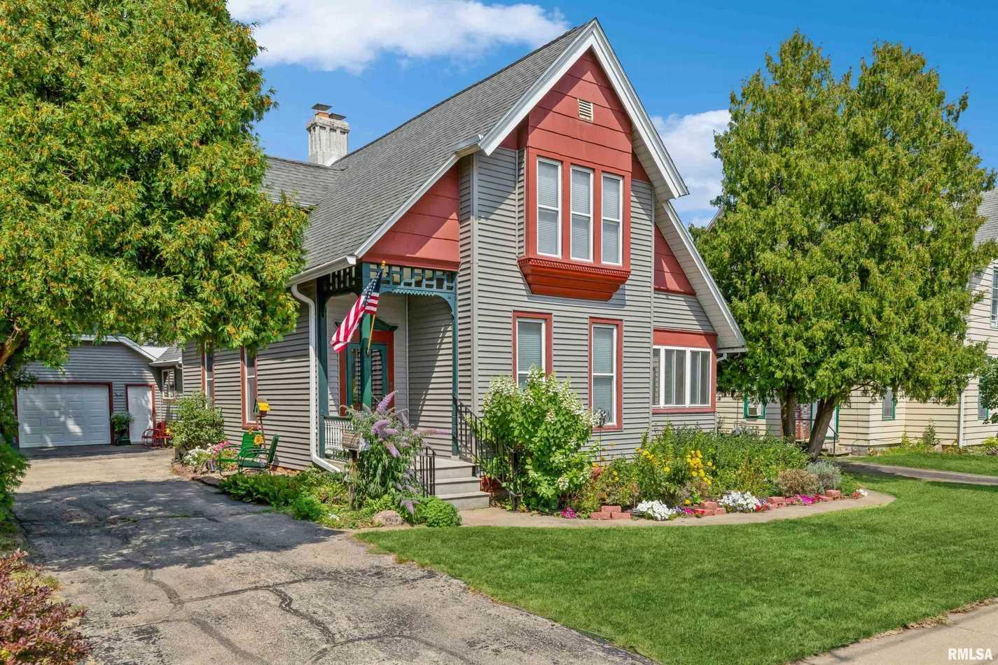 1899 in Clinton, IA - Old House Dreams