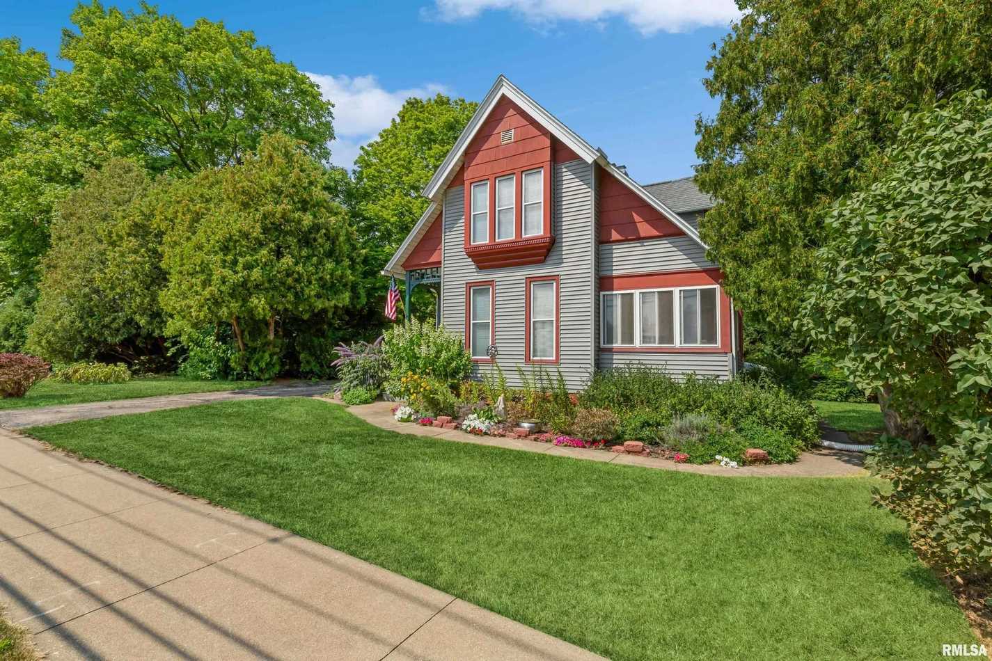 1899 in Clinton, IA - Old House Dreams