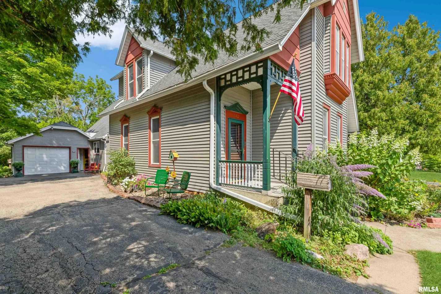 1899 in Clinton, IA - Old House Dreams