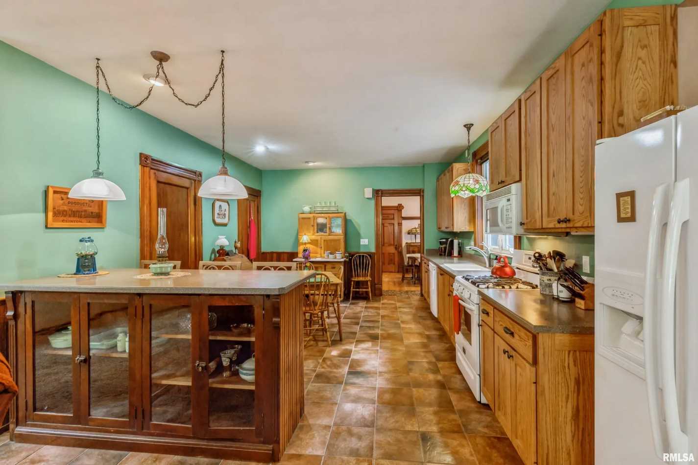 1899 in Clinton, IA - Old House Dreams