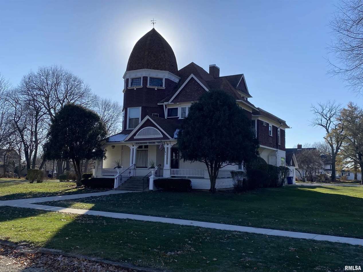 1907 in Sheffield, IL - Old House Dreams