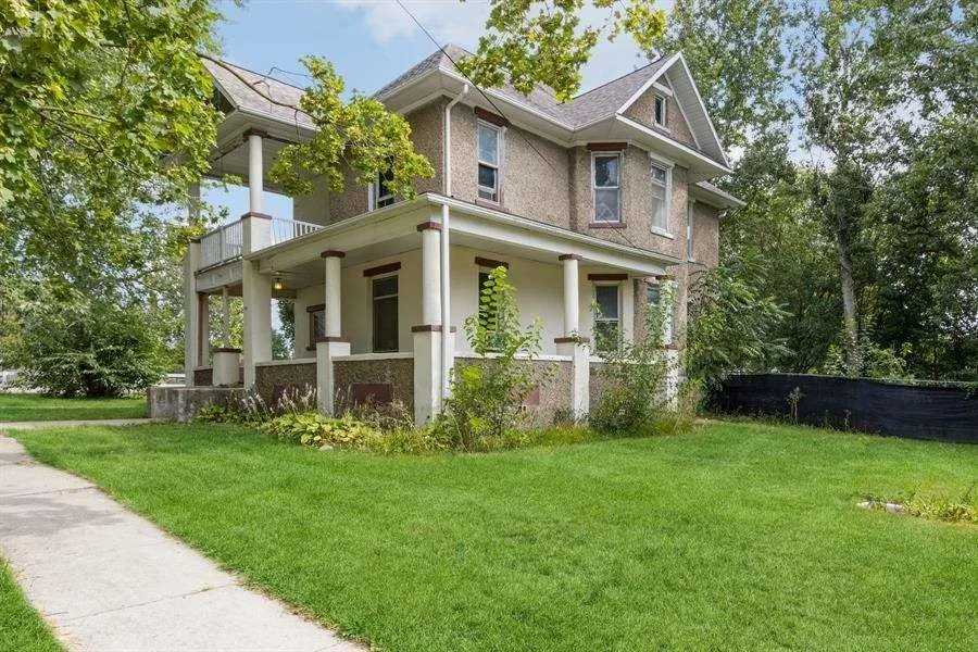 1915 in Wellman, IA - Old House Dreams