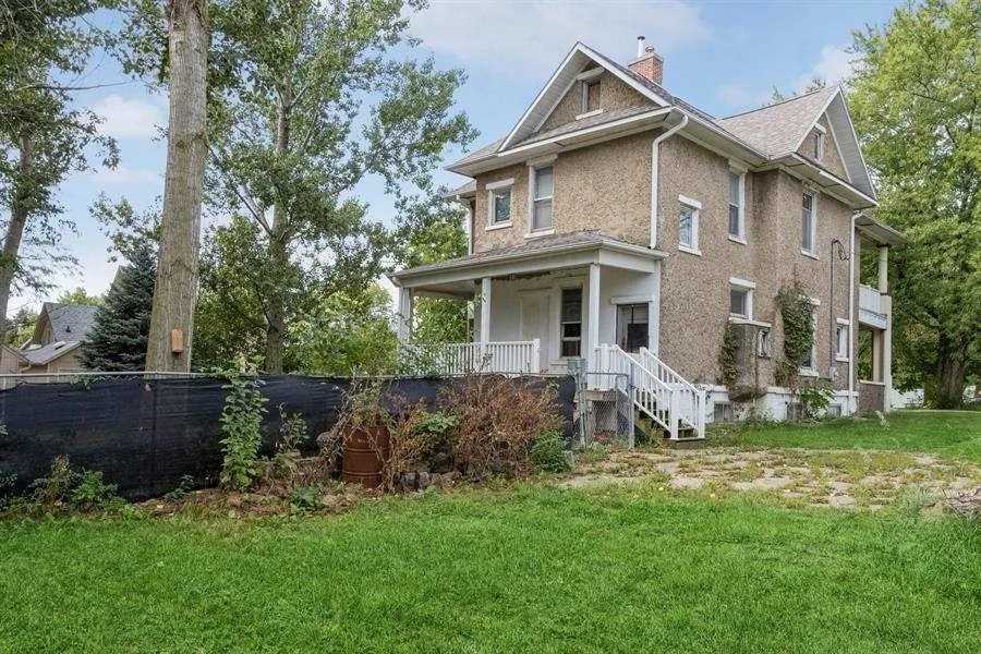 1915 in Wellman, IA - Old House Dreams