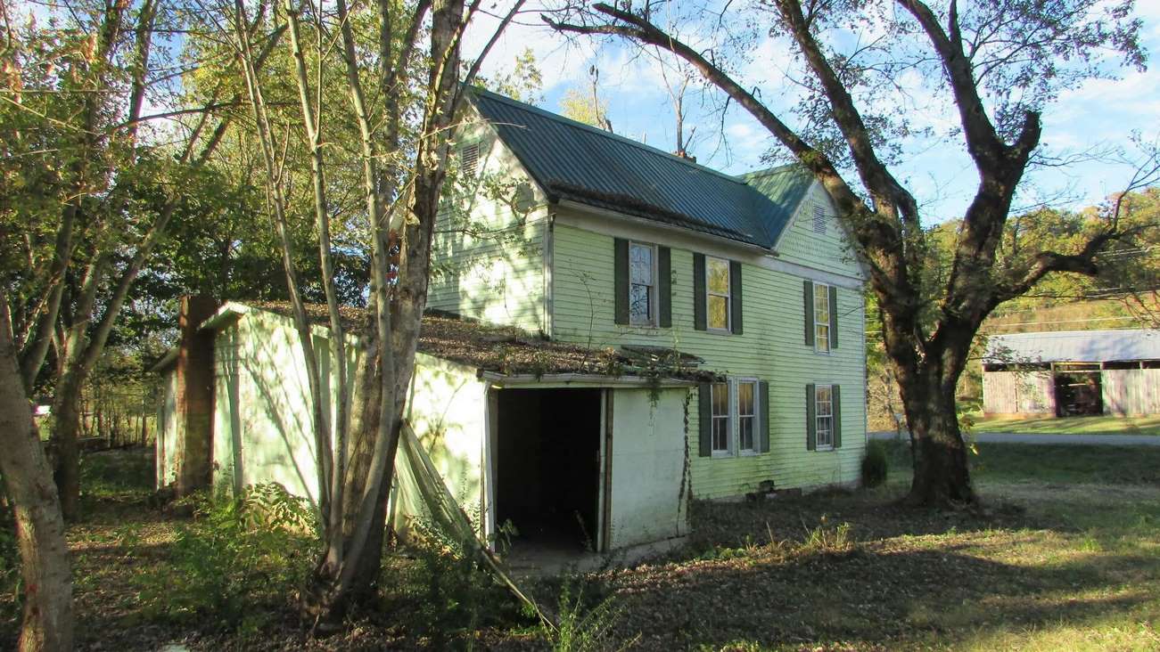 c. 1900 Folk Victorian in Bluff City, TN - Old House Dreams