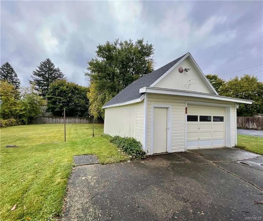 c. 1890 Queen Anne in Batavia, NY - Old House Dreams