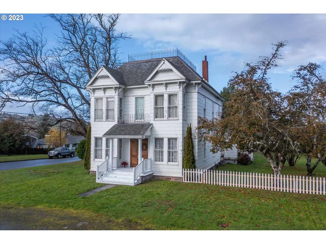 1890 Stick in Myrtle Point, OR - Old House Dreams