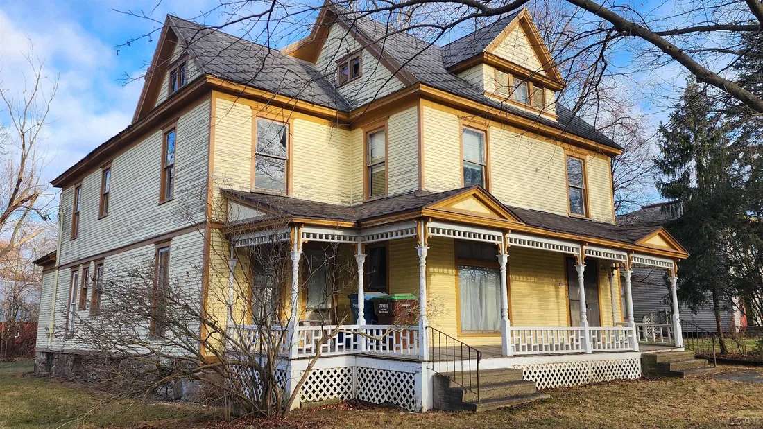 c. 1840/1890 in Clinton, MI - Old House Dreams
